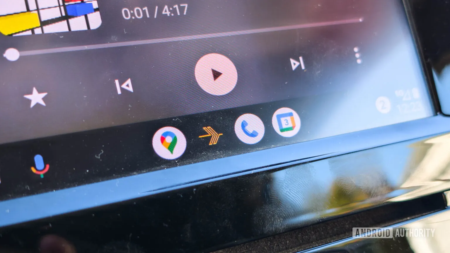 Android Auto 的音乐控制界面看起来不一样了？Google 终于开始推送新 UI 了 - 智软网